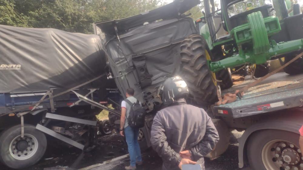 Acidente entre três carretas e um carro deixa 4 mortos na BR-116 | Enfoco - O seu site de notícias