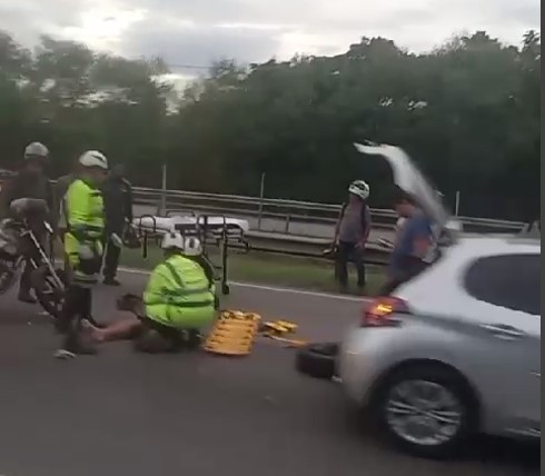 Batida entre carro e moto deixa ferido na BR-101, altura de Niterói | Enfoco - O seu site de ...