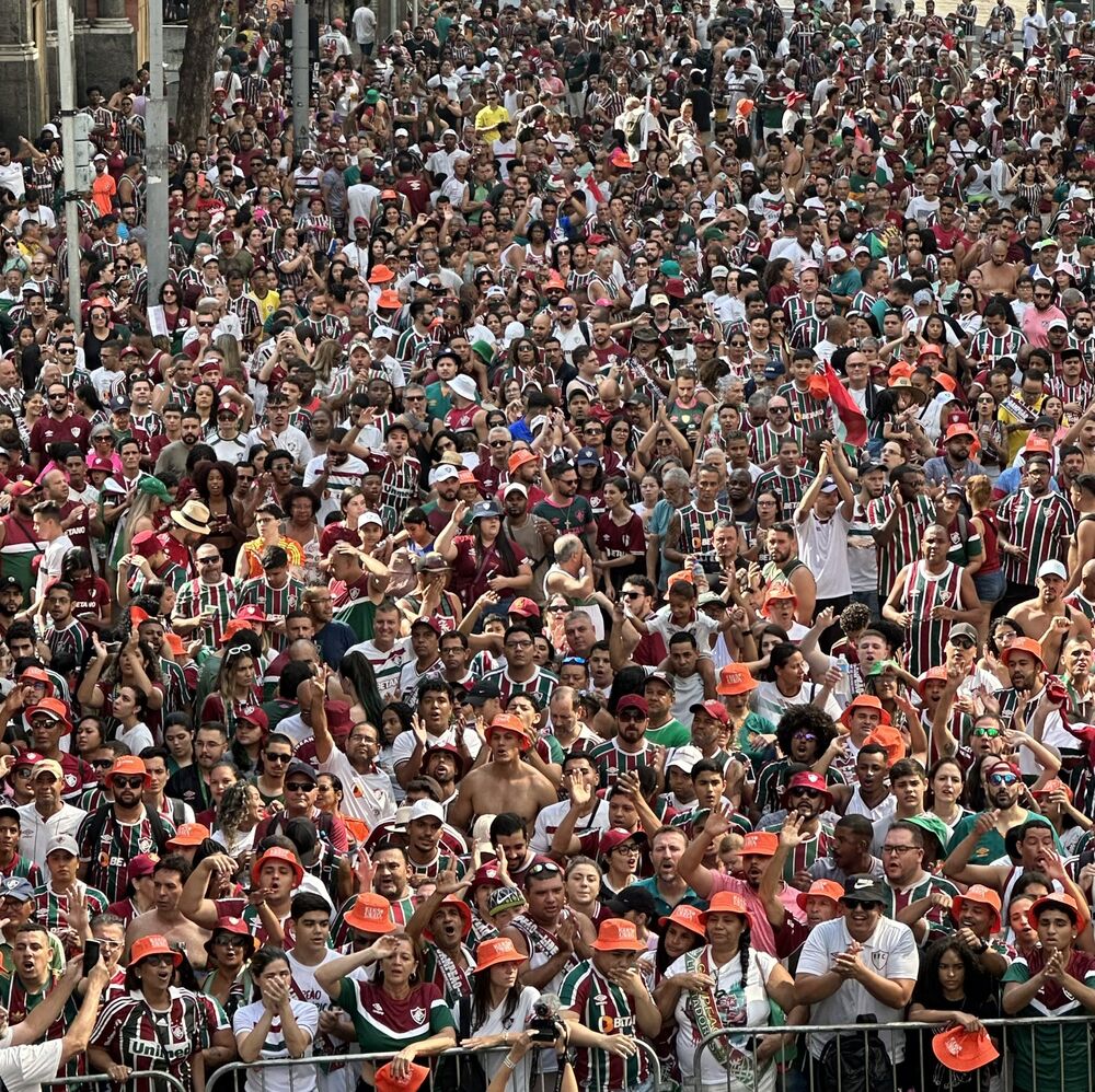 Torcida do Flu lota ruas do Rio para festejar título da Liberta ...