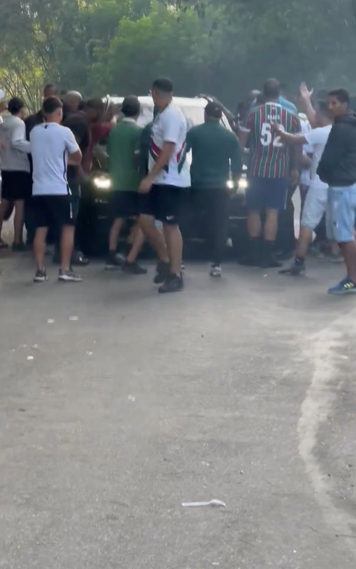 Torcida do Fluminense protesta no CT: 'Isso vai virar um inferno ... Torcida do Fluminense protesta no CT: 'Isso vai virar um inferno ...