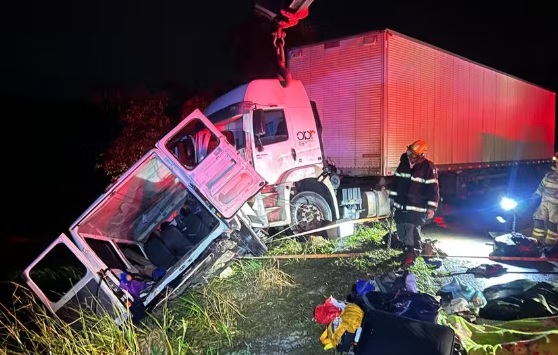 Batida entre carreta e micro-ônibus deixa 9 mortos em MG | Enfoco - O seu site de notícias