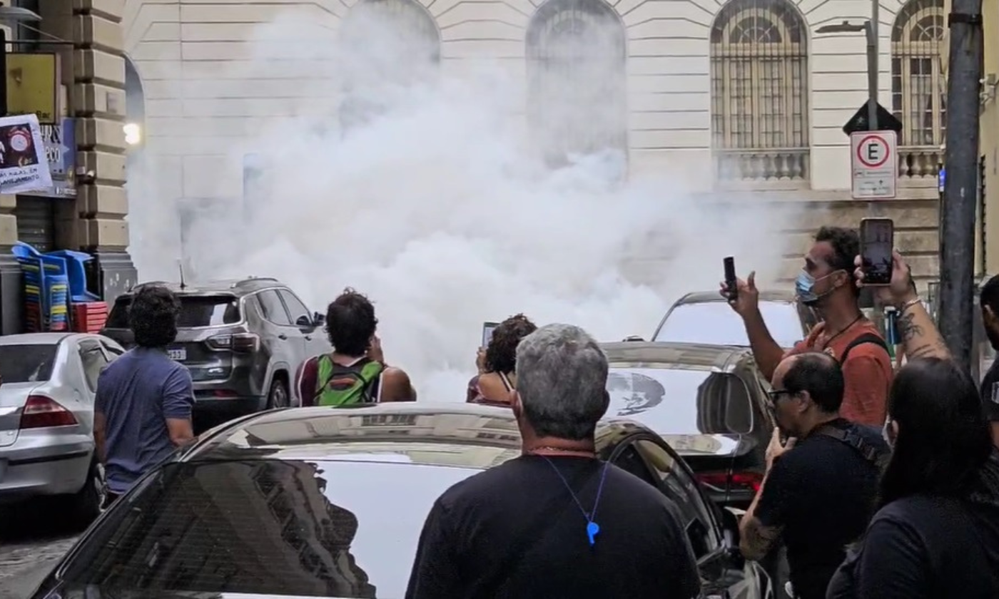 Bombas e confusão entre PM e professores no Centro do Rio: vídeo ...