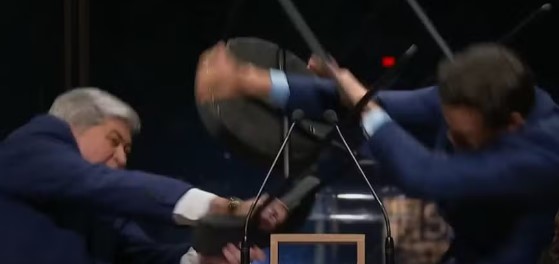 Veja o momento em que Datena joga cadeira em Marçal no debate | Enfoco ...