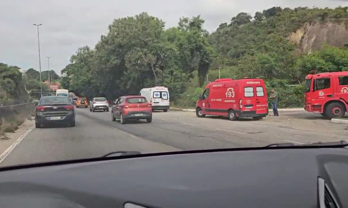 Acidente entre carro e moto deixa feridos na RJ-104 | Enfoco - O seu site de notícias