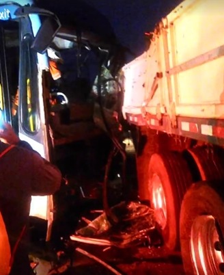 Acidente entre ônibus e carreta deixa 20 pessoas feridas na BR-101 | Enfoco - O seu site de notícias