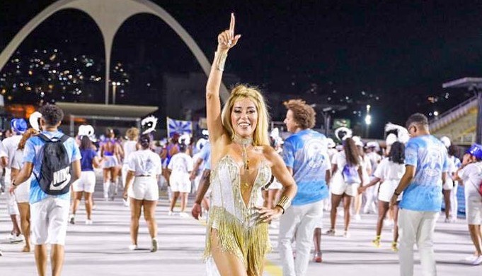 Mulher Abacaxi desfila com seios à mostra: 'Carnaval vale tudo ...