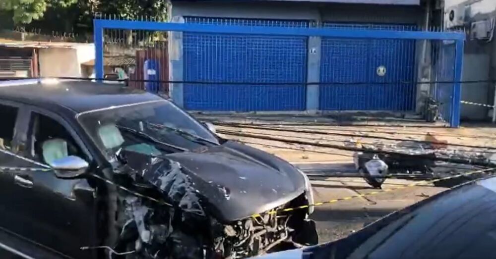 Carro Bate Em Poste E Complica Trânsito Em Niterói Enfoco O Seu
